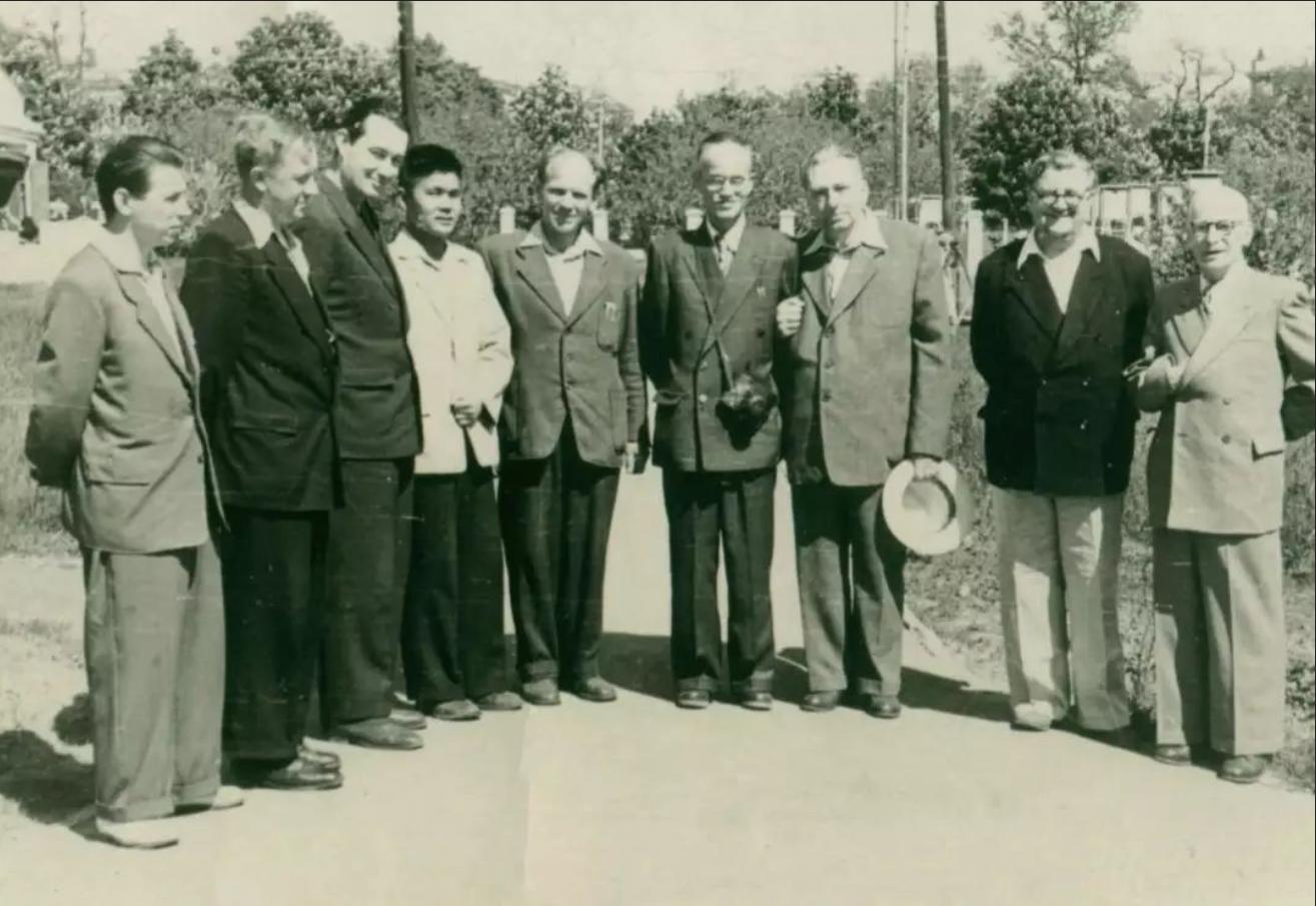 He began to live on the run at the age of 4. At the age of 16, he was ...