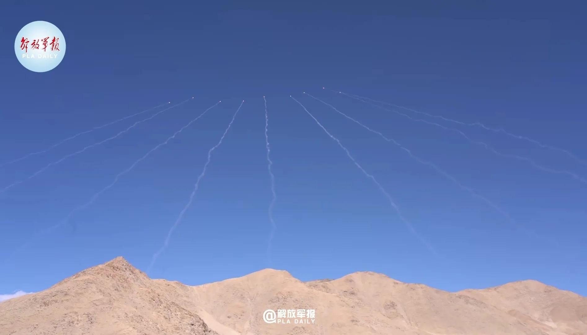 The PCL161 truck artillery of the Xinjiang Military Region "strikes ...