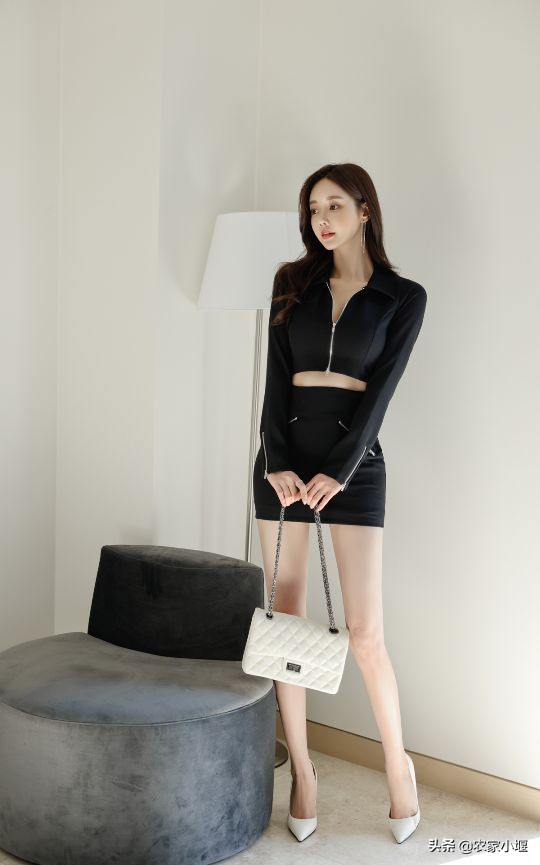 Playful charm dark elf bag hip skirt share: supermodel Zhang Yunzhu - iNEWS