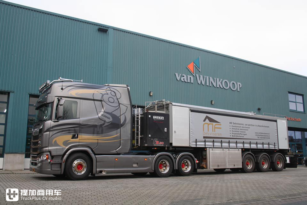 The cab is extended by 1 meter and the interior is super luxurious ...