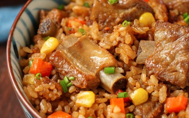 Teach you how to make braised rice with ribs at home, it is simply the ...