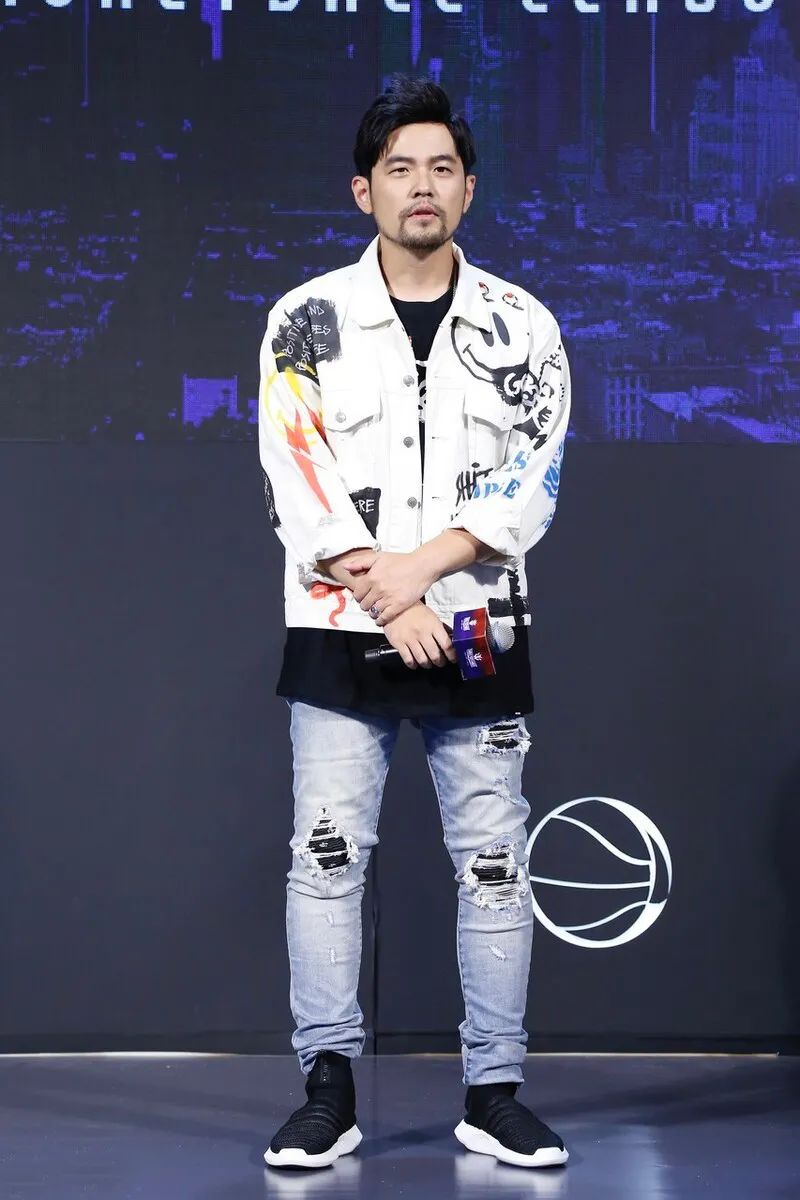 42-year-old Jay Chou became an uncle? Leather clothing style is still ...