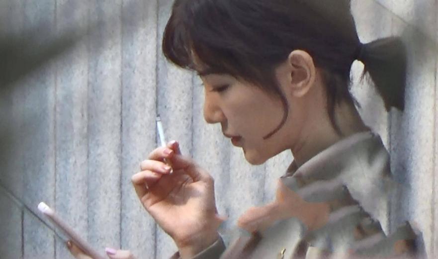 Mao Xiaotong shoots a smoking scene, leaning against the wall alone to ...