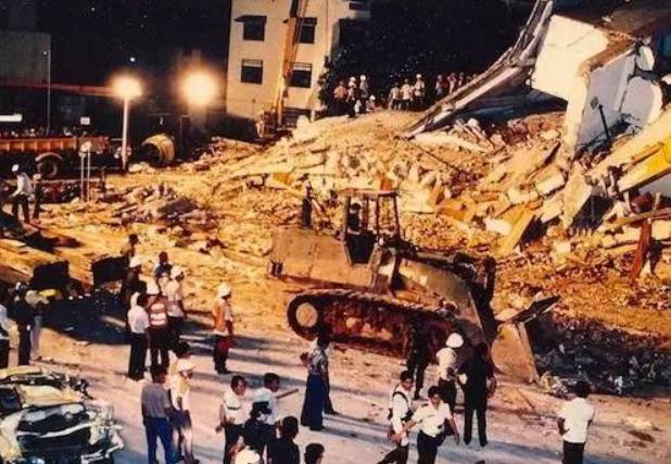 South Korea's most luxurious shopping mall collapsed, burying 1,500 ...