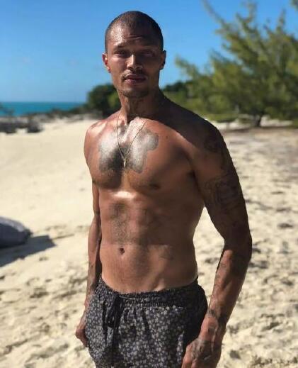 "The Most Beautiful Prisoner" shows off his muscles on the runway and ...