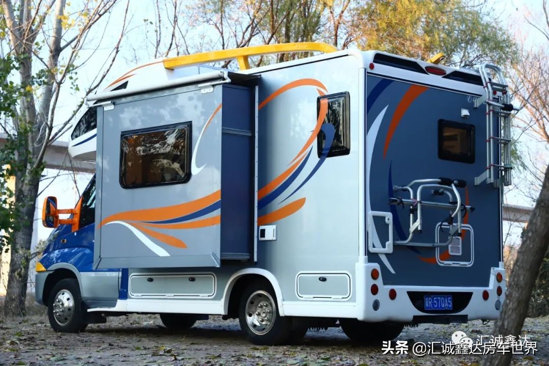 The owner modified a rear-entry RV, the layout configuration is amazing ...