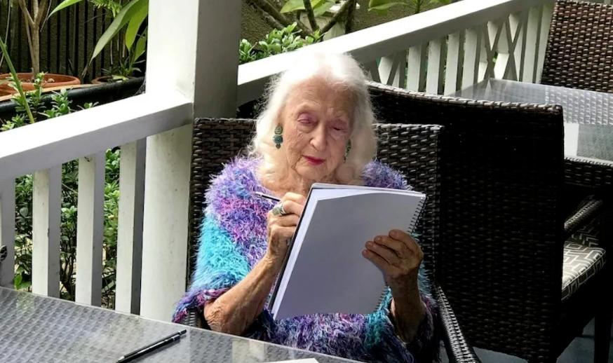 A legendary old lady, 107 years old, singing and dancing for a hundred ...