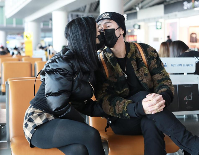 50-year-old Zhong Liti and her husband had a kiss at the airport, wearing tights and thick ...