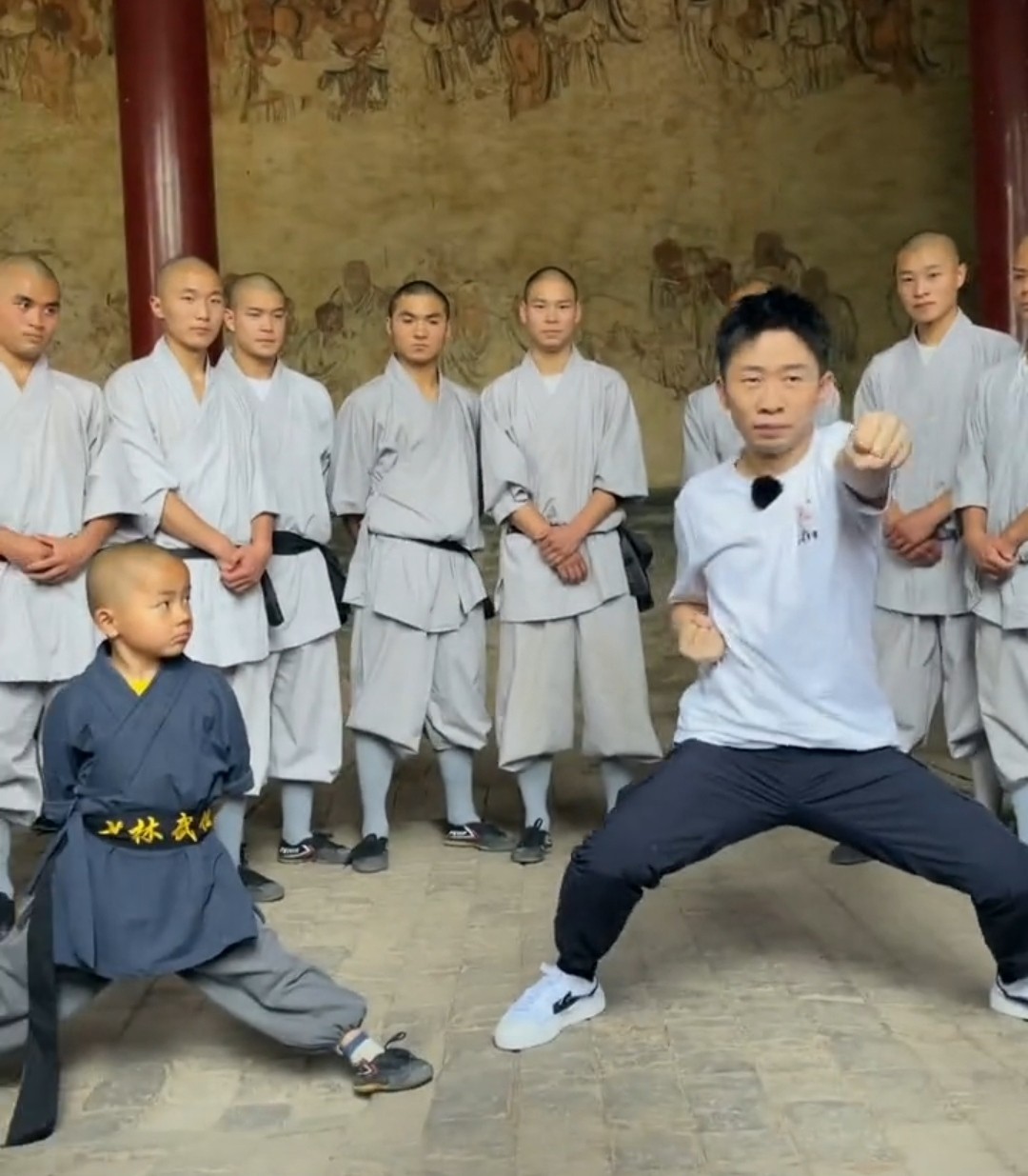 Yang Di appeared in Shaolin Temple, and there was a circle of monks ...