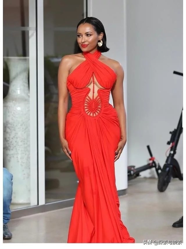 Actress Kate Graham wore a red suspender dress very elegant, and waved ...