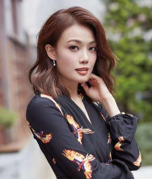 Filial girl!Joey Yung accompanies her mother to pray at the temple, and ...
