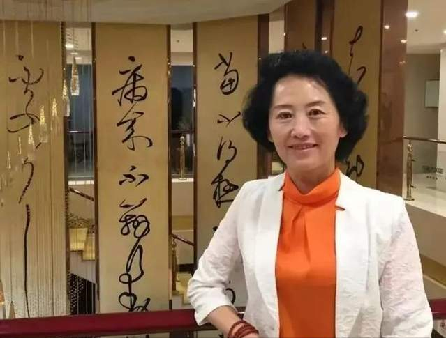 Her calligraphy is based on the Wei stele, simple and vigorous, elegant ...
