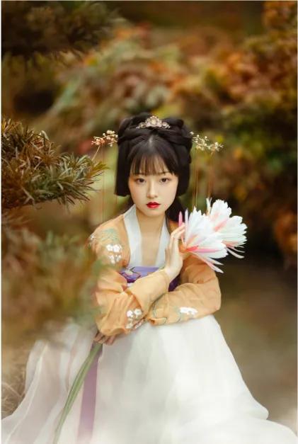 The Beauty of Chinese Clothes (Female Version) - iNEWS