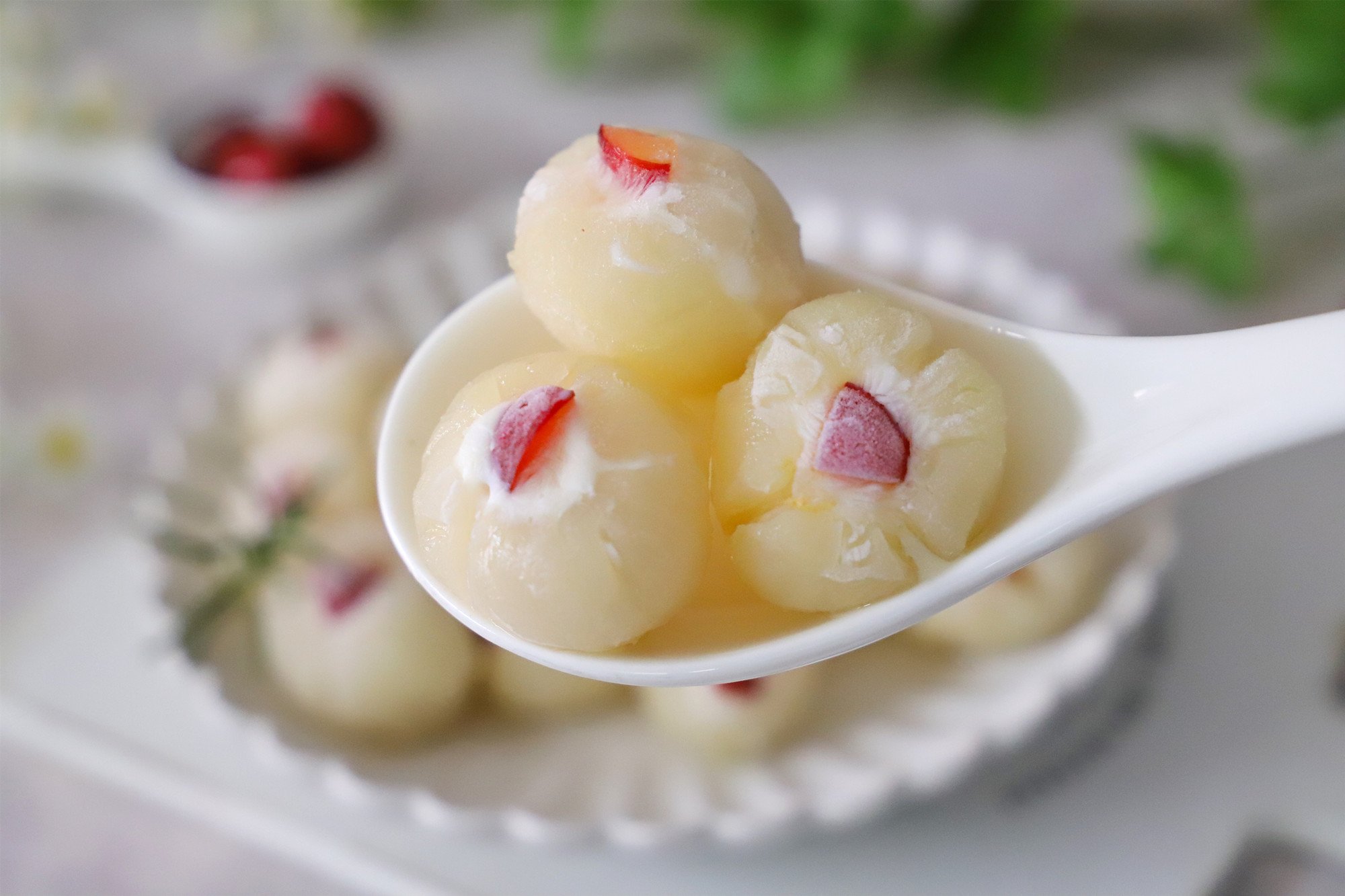 A new way to eat lychees, add a little yogurt, simpler than ice cream ...