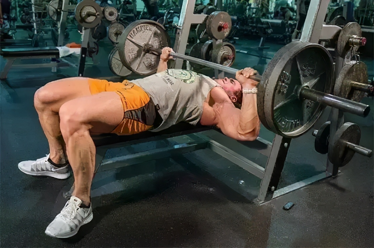 How to exercise triceps using bench press training?Why does your narrow ...