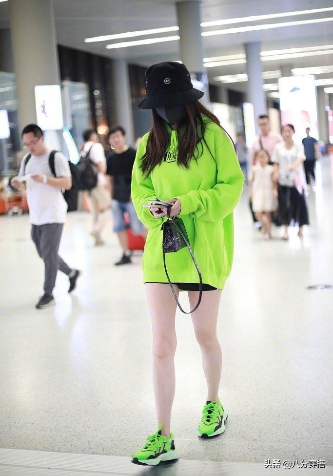 Sun Yi is showing her figure again, wearing a nude pink jacket to play ...