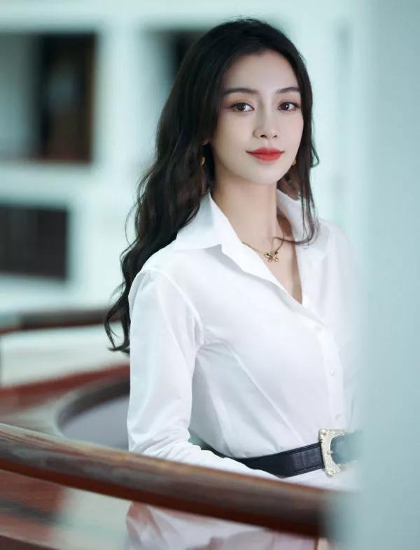 angelababy wears a white shirt and skirt, smart and neat, simple and ...