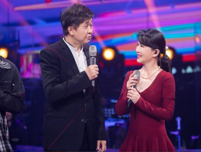 The 53-year-old singer Ren Jing's recent photo has changed, her eyes ...