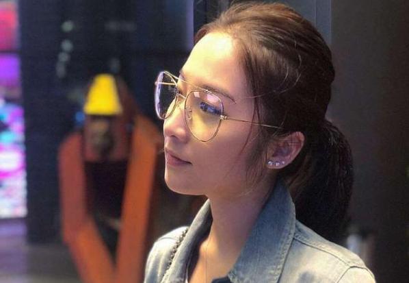 Outstanding appearance of the second generation of stars, Wang Manxi ...