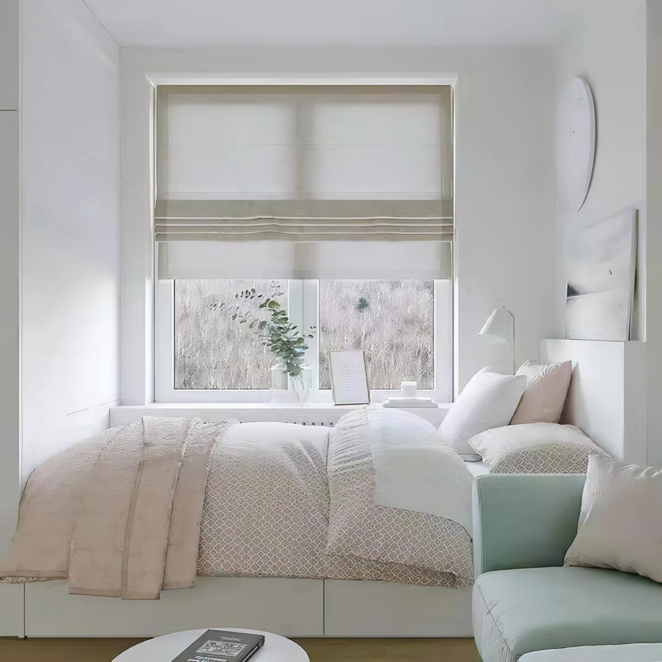 In a small apartment of 28 square meters, the young lady integrates the ...