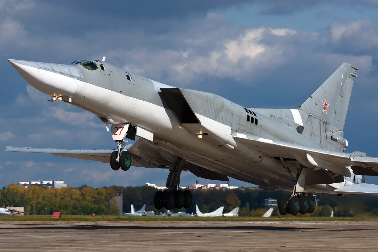A comparison chart of the world's mainstream strategic bombers, the ...