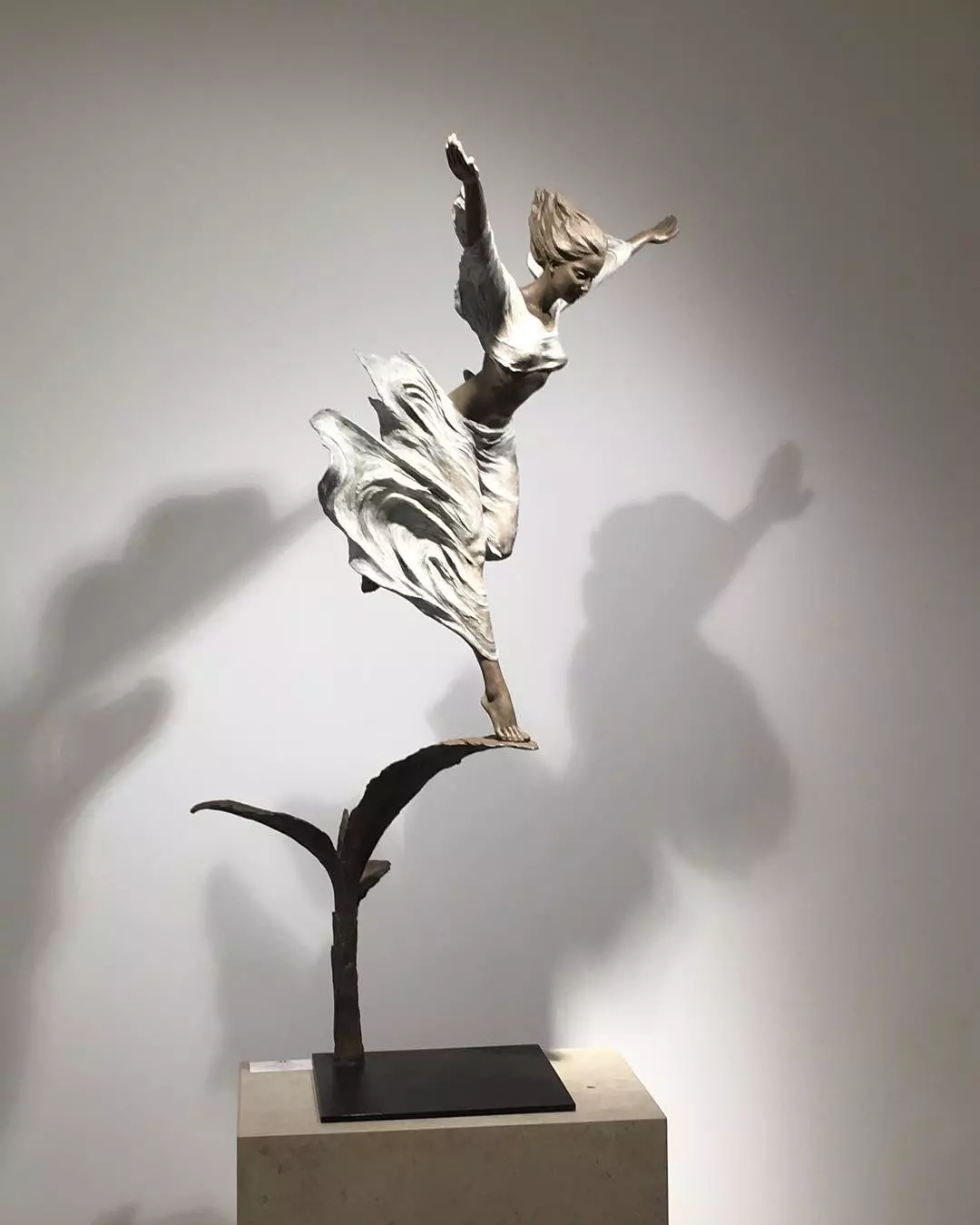 Luo Lirong sculpture - iNEWS