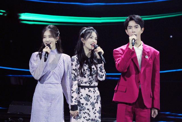 Bai Lu wore a printed skirt and appeared on CCTV, holding hands with Li ...