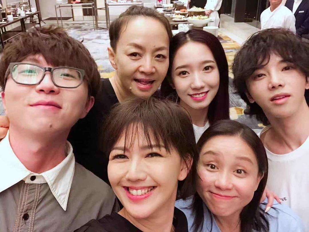 The new mentor of the Voice of China Sun Yanzi and her friend Jacky ...