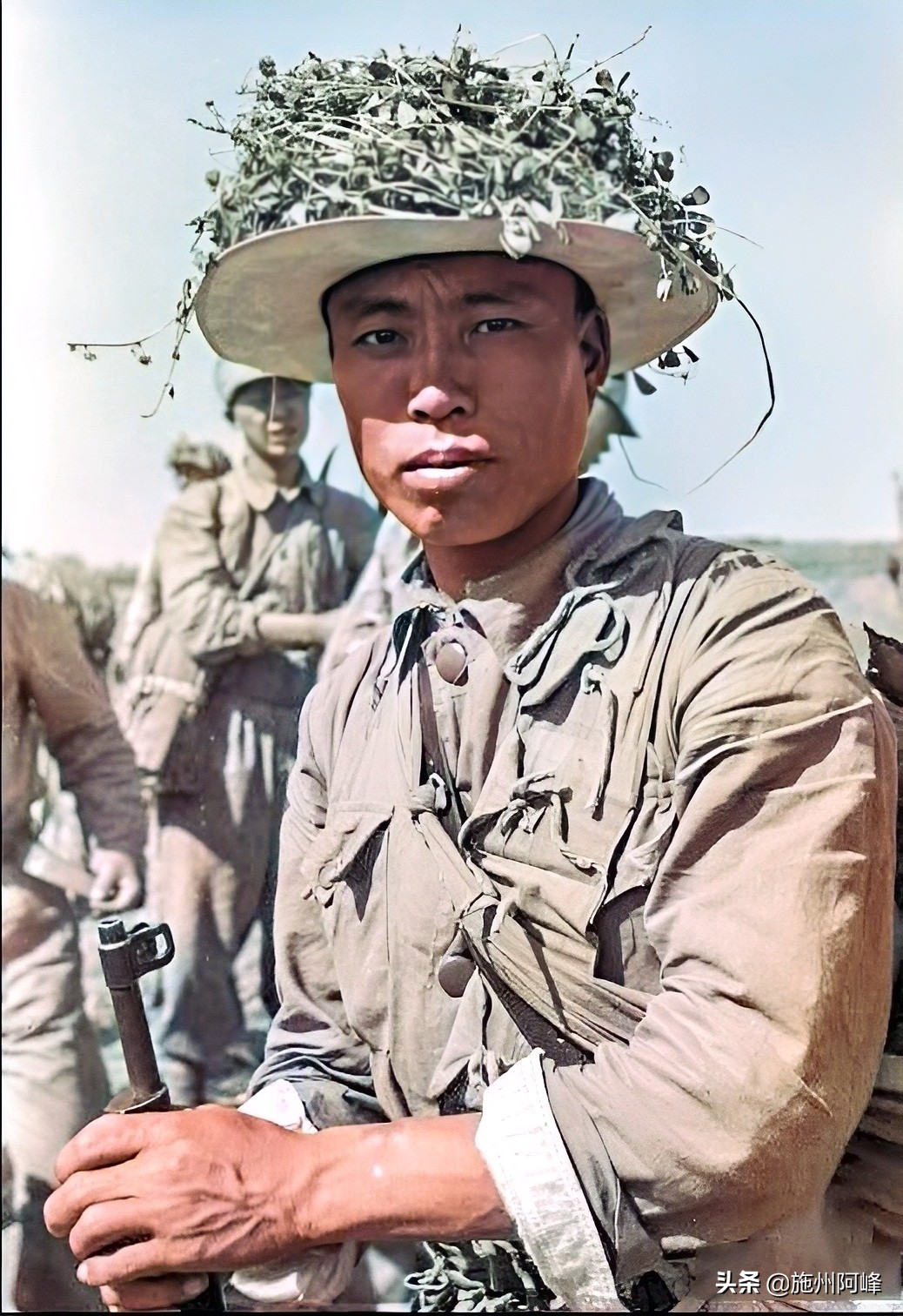 A picture of the soldiers of the Kuomintang's Songhu garrison building ...