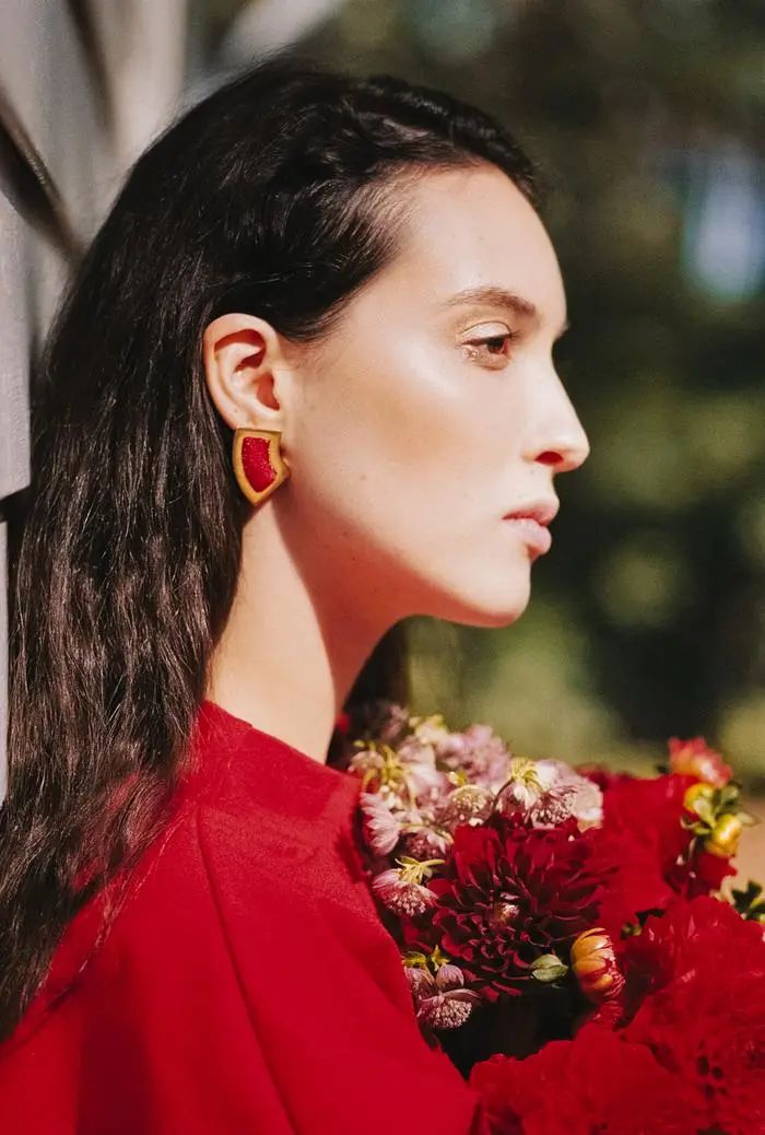 Who wears the beautiful niche accessories, making fashion effortlessly ...