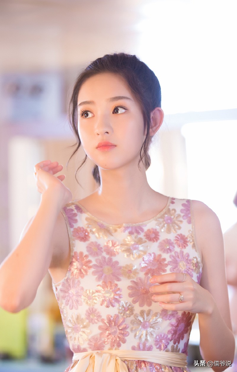 Yang Jue and Wang Yuwen hugged her waist intimately, the suspected love ...