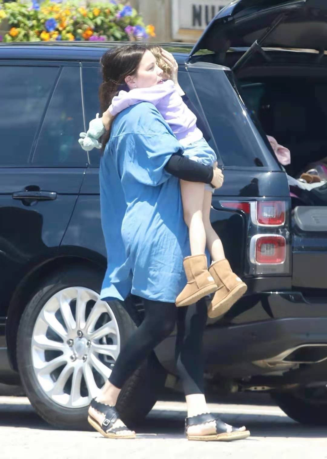 The 43-year-old elf princess is out of shape, her face is haggard, and ...