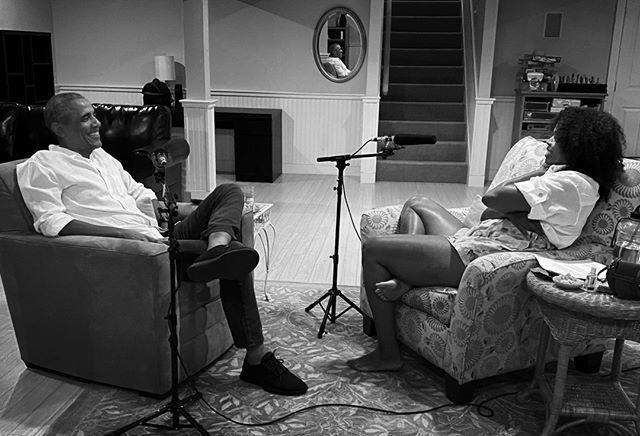 The Obamas kayak in Hawaii, the former president shows off his muscles ...