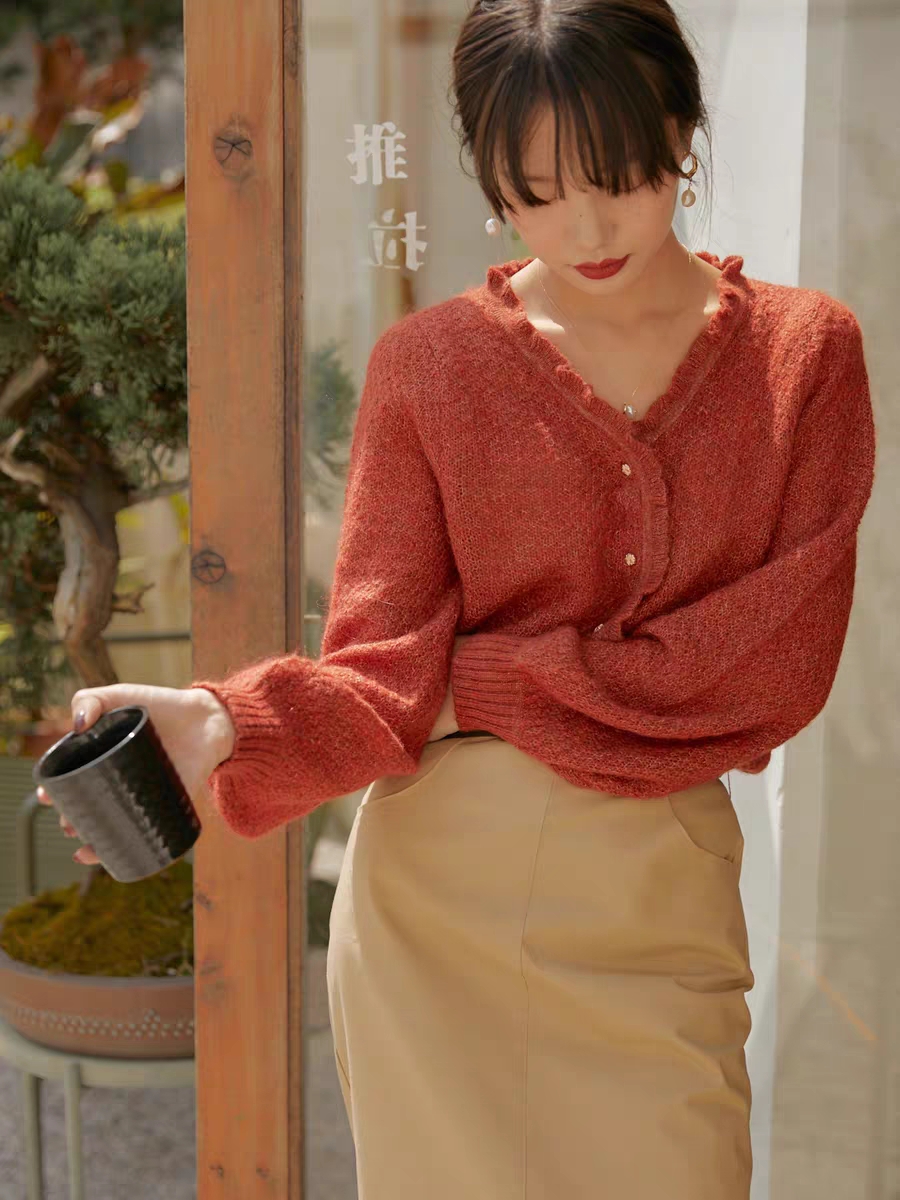 This year, "retro small cardigan + half-length skirt" is popular this ...