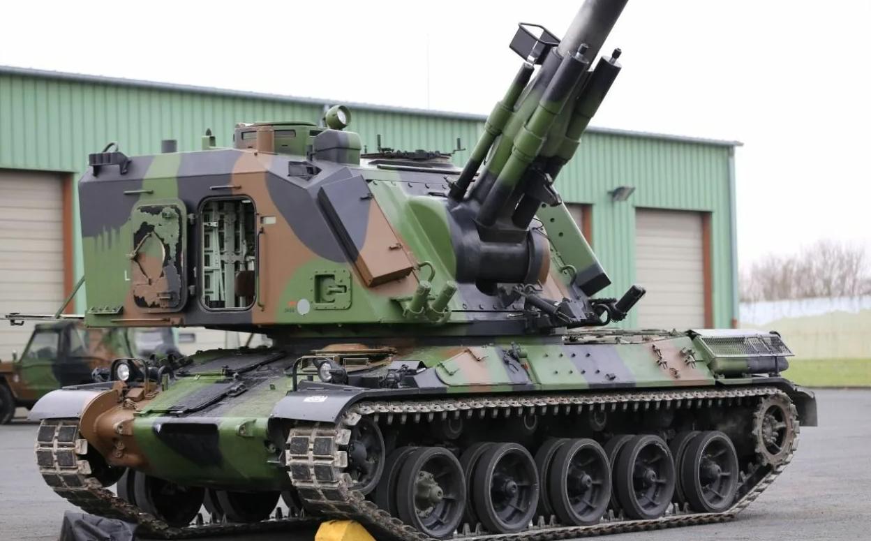 The French AUF1 self-propelled artillery has a peculiar appearance, but ...
