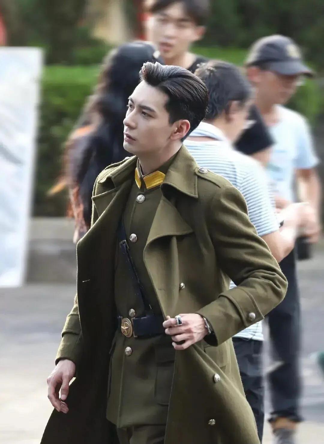 Male stars wear uniforms: Xiao Zhan tans, Ren Jialun is tough, Li ...