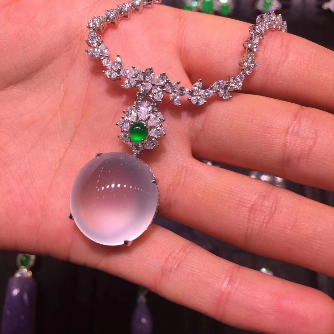 She was a pioneer who led the fashion of jade, and understood the ...