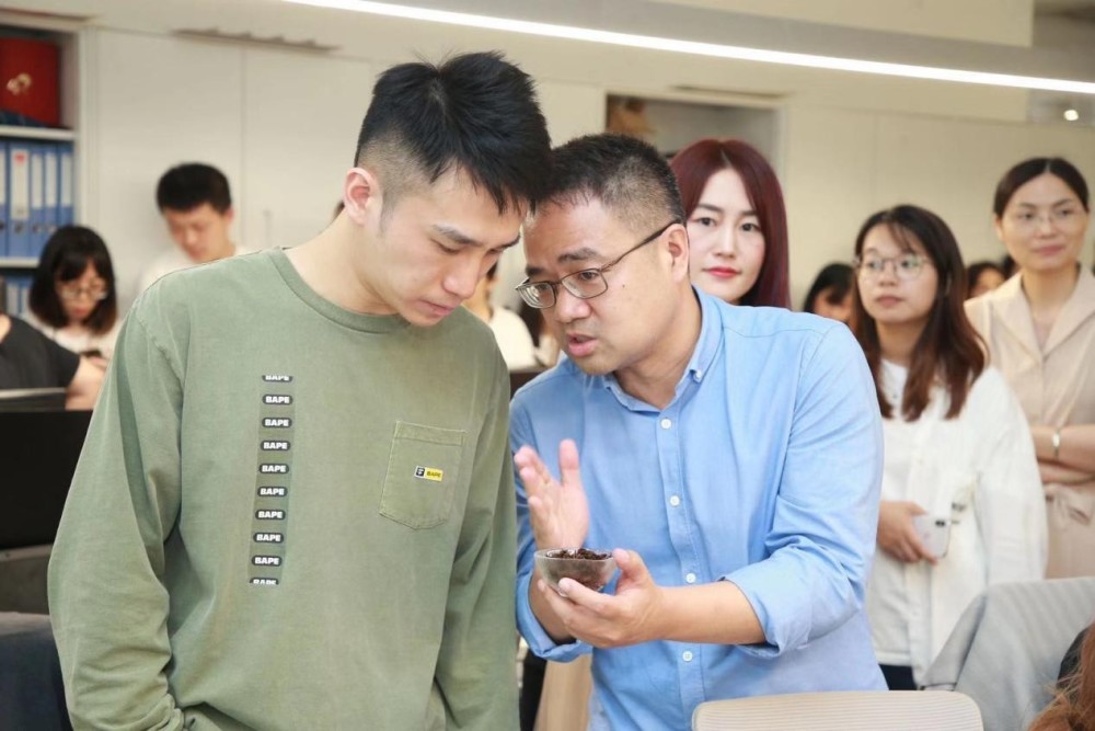 Nie Yunchen, the founder of Hey Tea born in the 90s: After graduating ...