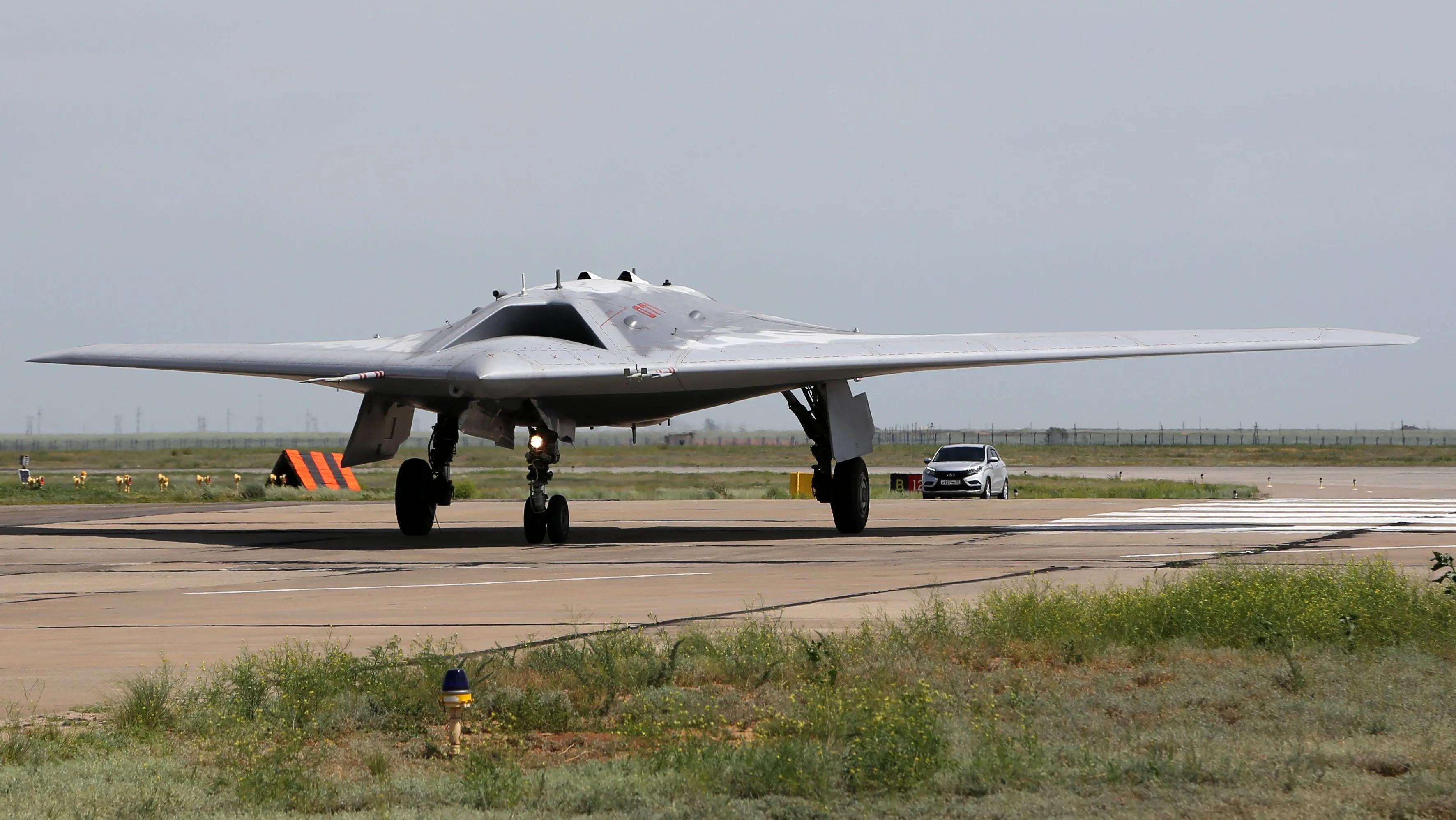 Russian heavy stealth drone Su-70 - iNEWS