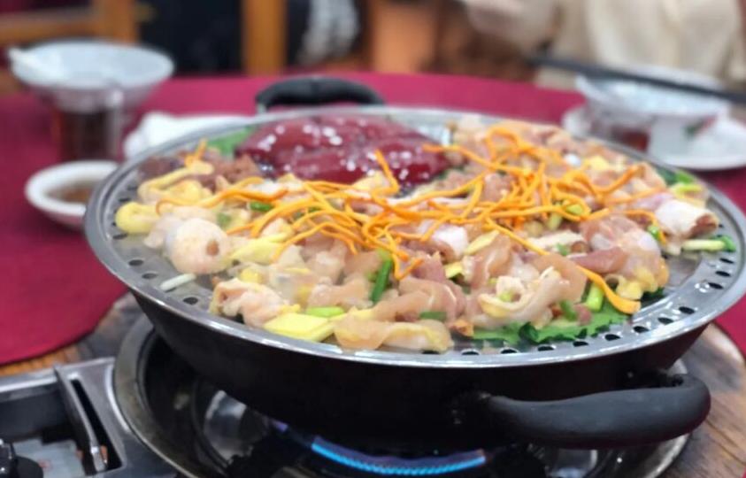 This small restaurant in Shunde specializes in sauna dishes. The sauna ...