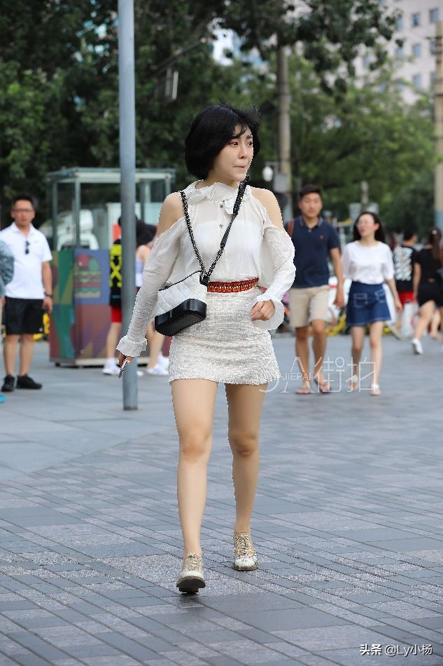 Fair-skinned legs and beautiful eyebrows - iNEWS