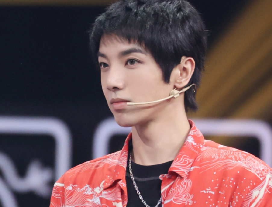 Hua Chenyu has worn a dress for eight consecutive years to celebrate ...