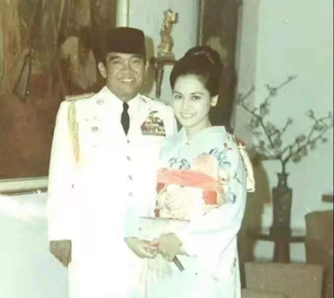 Mrs. Devi: The fourth wife of Sukarno, the founding President of ...