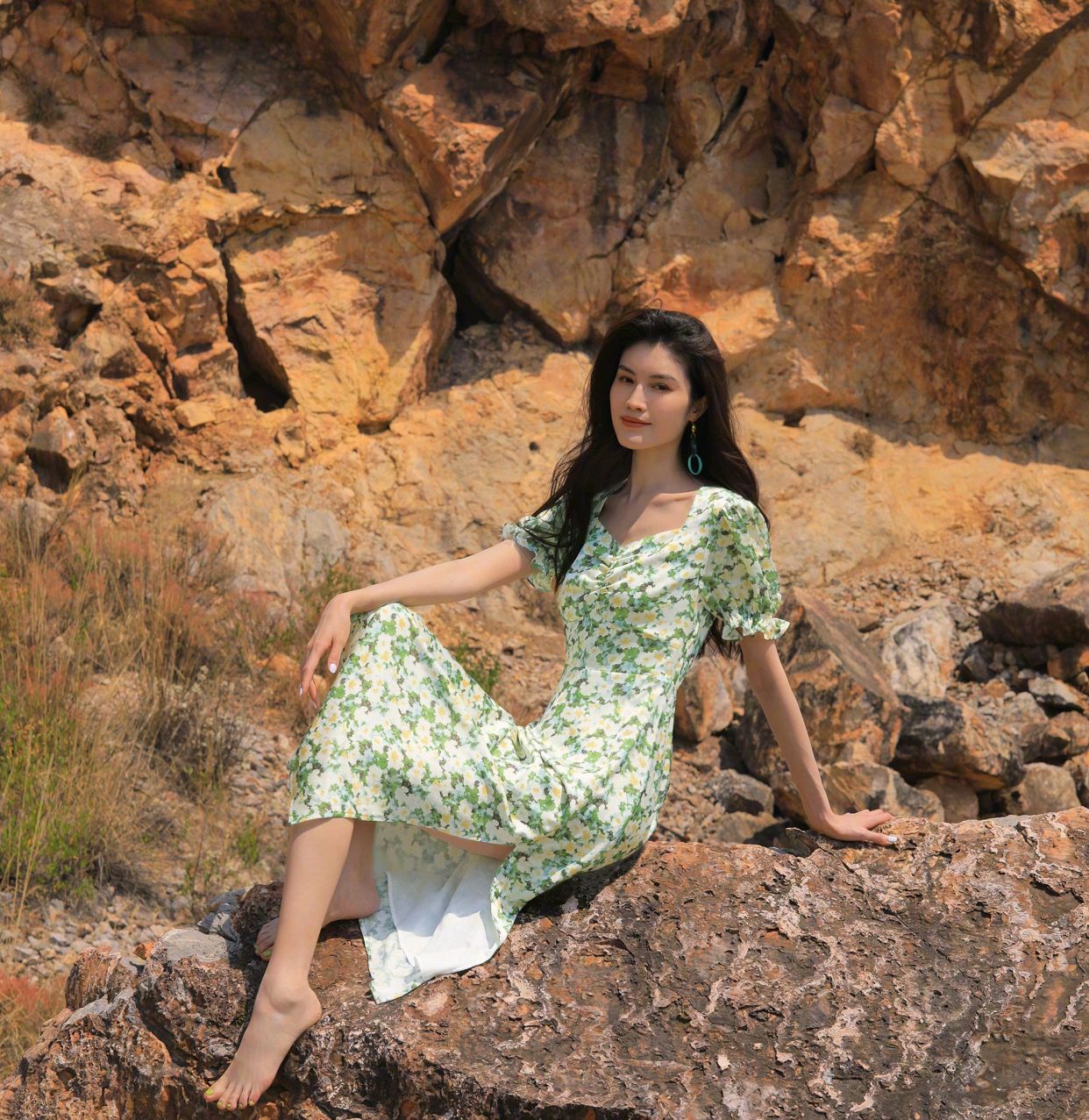 Bailu is beautiful and temperamental, wearing a light blue short dress ...