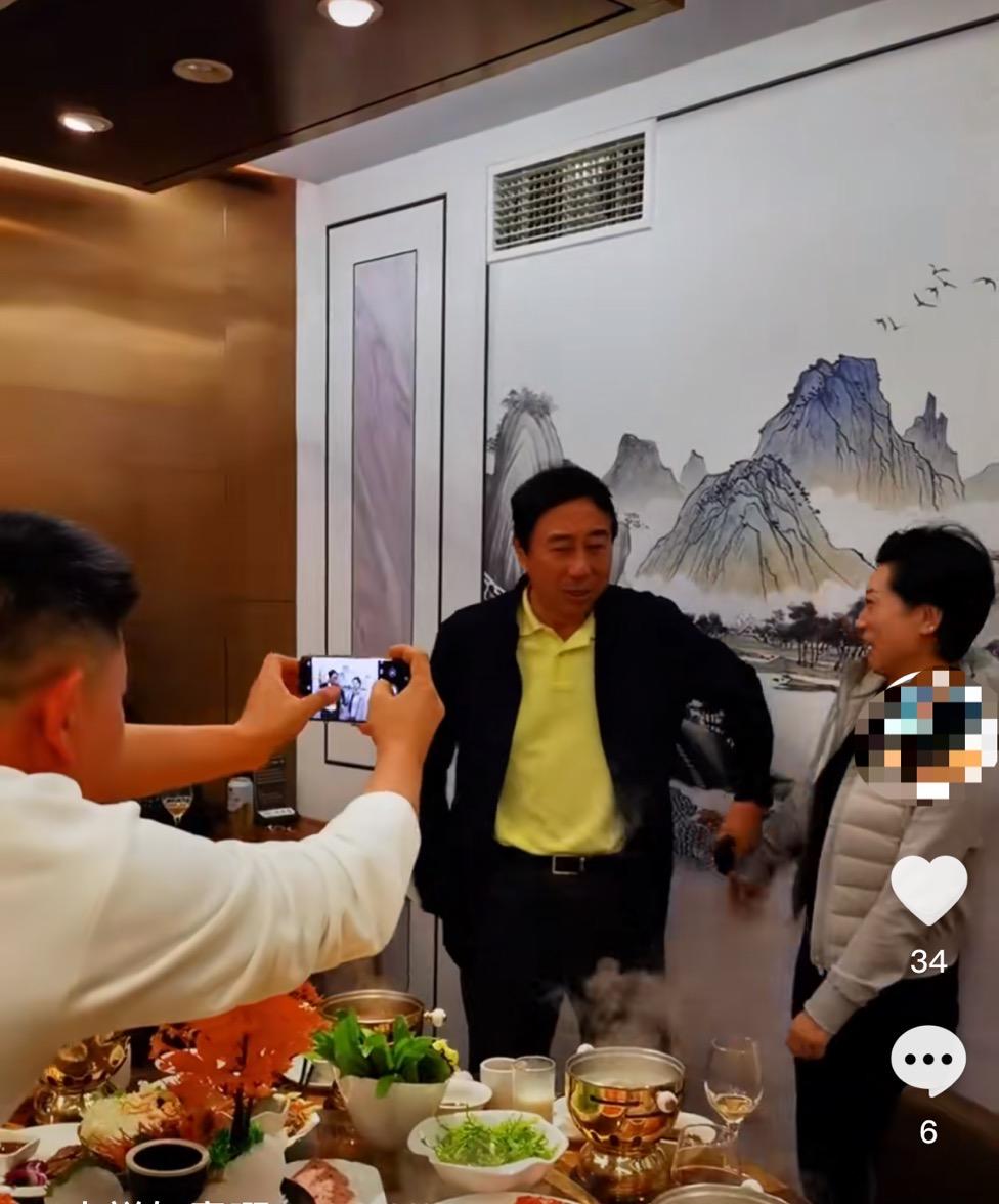 Feng Gong had dinner with his friends, female friends gathered around ...