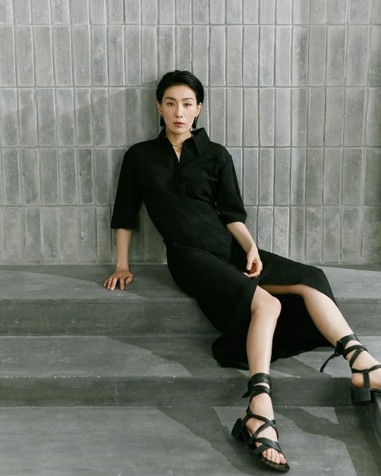 Impressed by Jin Ruiheng!The 47-year-old wore a cut-shoulder vest with ...