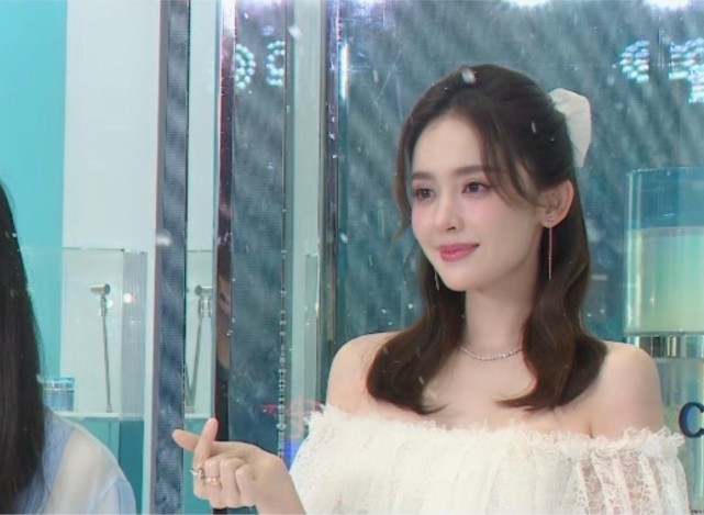 Nazha attended 2 events, wearing a princess dress and boldly revealing ...