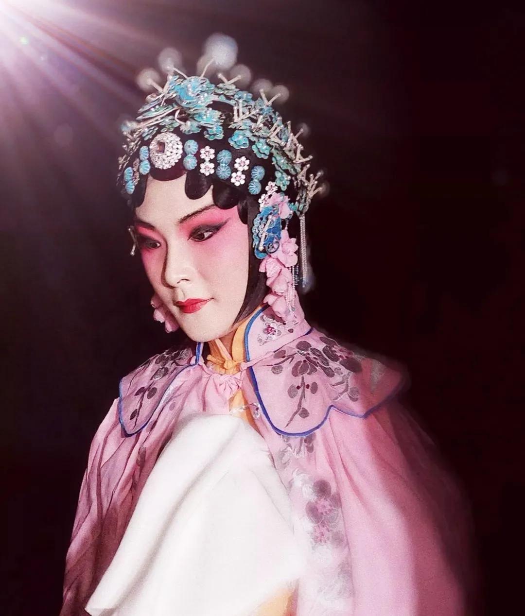 Jin Ping Mei Li, Li Ping Er is loved, looks beautiful and rich, but in ...