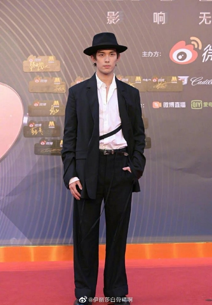 Stars on Weibo Night: Ni Ni and Meng Meiqi are low-cut and struggling ...