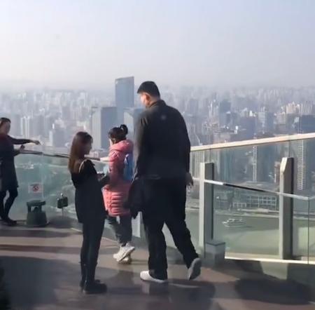 Yao Ming's family of three is out, and his 10-year-old daughter is 1.7 ...